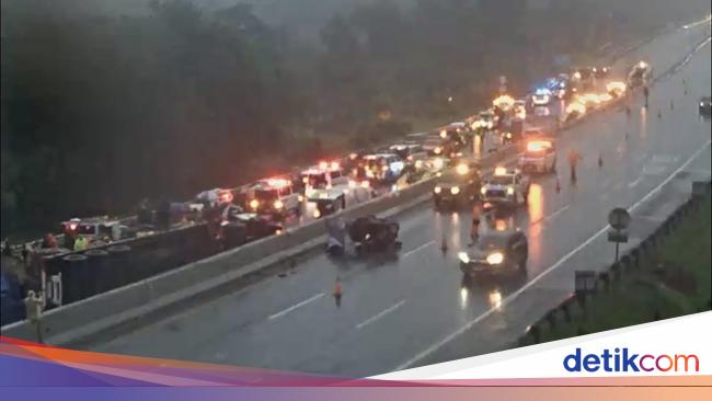 Ngeri Tabrakan Beruntun di Tol Cipularang, Ada Mobil Sampai Keluar Jalur Ngeri Tabrakan Beruntun di Tol Cipularang, Ada Mobil Sampai Keluar Jalur