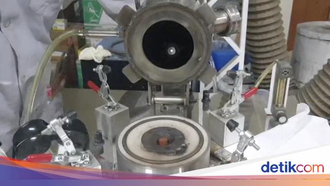 Hanya 2 Menit Ubah Tanah Menjadi Logam di Lab ITB