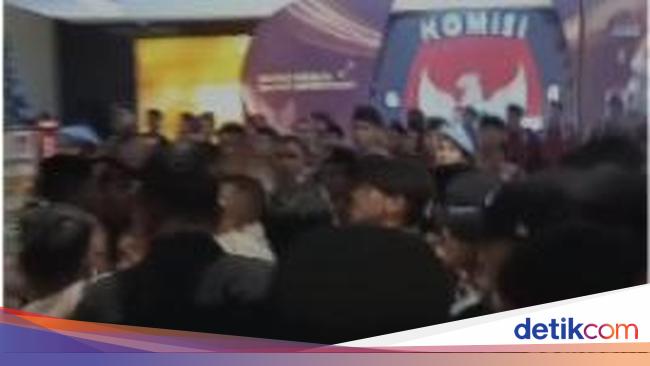 Aksi Saling Dorong Saat Bobby-Surya Tiba di Lokasi Debat Ketiga Pilgub Sumut