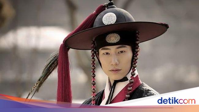 7 Potret Penampilan Song Jae Rim di Drakor, Queen Woo Jadi Karya Terakhir