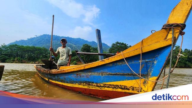 Kisah Maman, sang Penantang Arus Sungai Cimandiri Sukabumi