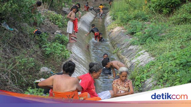 Pengungsi Erupsi Gunung Lewotobi Gunakan Air Parit untuk MCK