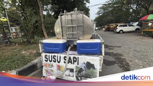 Unik! Pedagang di Surabaya Jualan Susu Bawa Tangki dan Pikap Corak Sapi