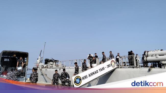KRI Ahmad Yani Angkut Bantuan Kemanusiaan untuk Pengungsi Erupsi Lewotobi