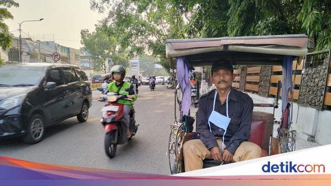 Kisah Rosid, Tak Kenal Lelah Kayuh Harapan di Becak Tua