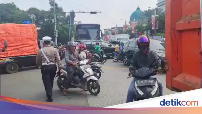 Lalu Lintas di Pluit Macet gara-gara Truk Terguling