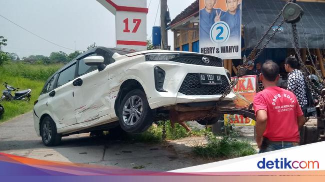 Tabrakan 2 Mobil-1 Motor di Ceper Klaten, Gapura Kampung Ikut Kesenggol