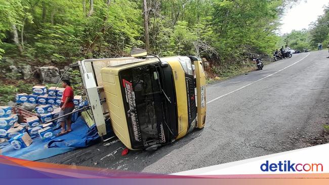 Truk Muatan Air Mineral Terguling Usai Gagal Nanjak di Dlingo Bantul