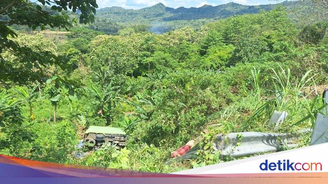 Mobil Boks Terguling ke Jurang di Jalan Poros Maros-Bone, 2 Orang Luka