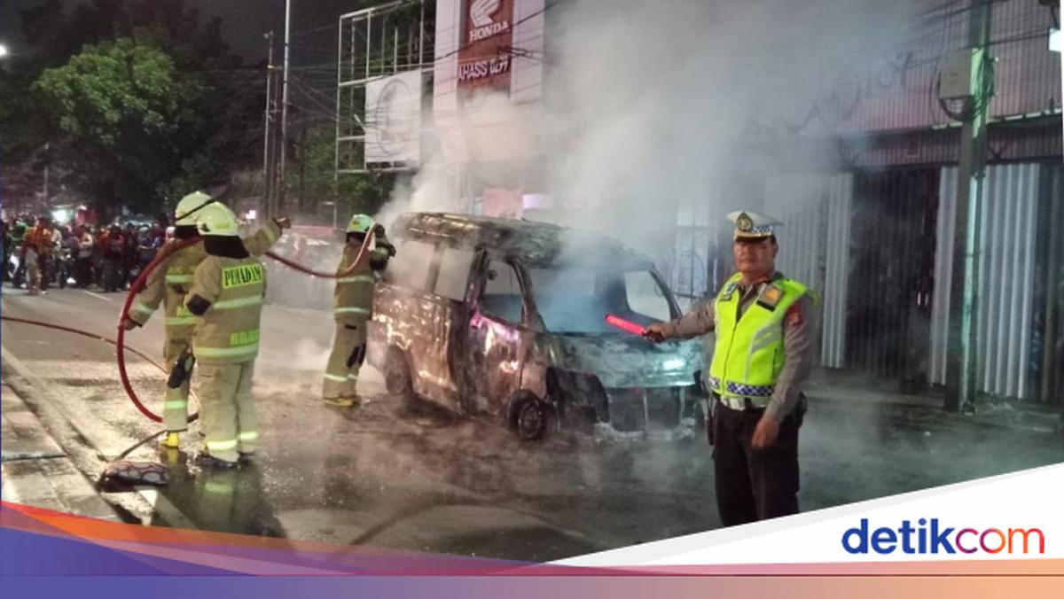 Mobil Angkot Terbakar di Pasar Minggu Arah Kalibata, Lalin Dialihkan