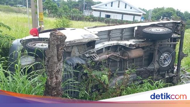 Hindari Pemotor, Mobil Gran Max Terguling Masuk Parit di Pedan Klaten