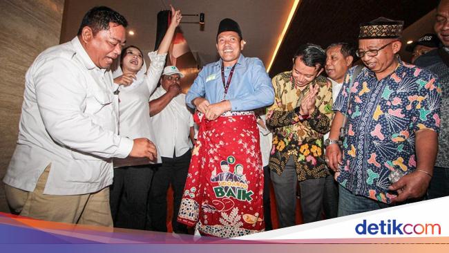 Perajin Beri Hadiah Subandi-Mimik Batik Usai Debat Pilbup Sidoarjo