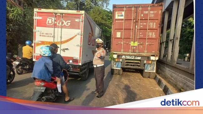 Truk Tabrak Halte TransJakarta di Cakung, Lalin Macet