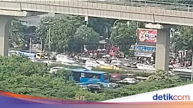 Ada Demo Depan Kemnaker, Lalin Jalan Gatsu Arah Pancoran Macet