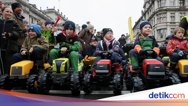 Naik Mini Traktor, Anak-anak Petani Ikut Demo di Inggris