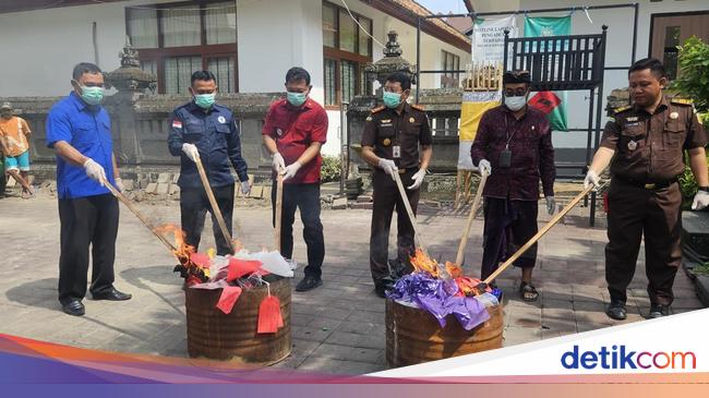 Kejari Gianyar Hancurkan Barang Bukti HP, Narkoba, hingga Senjata Tajam