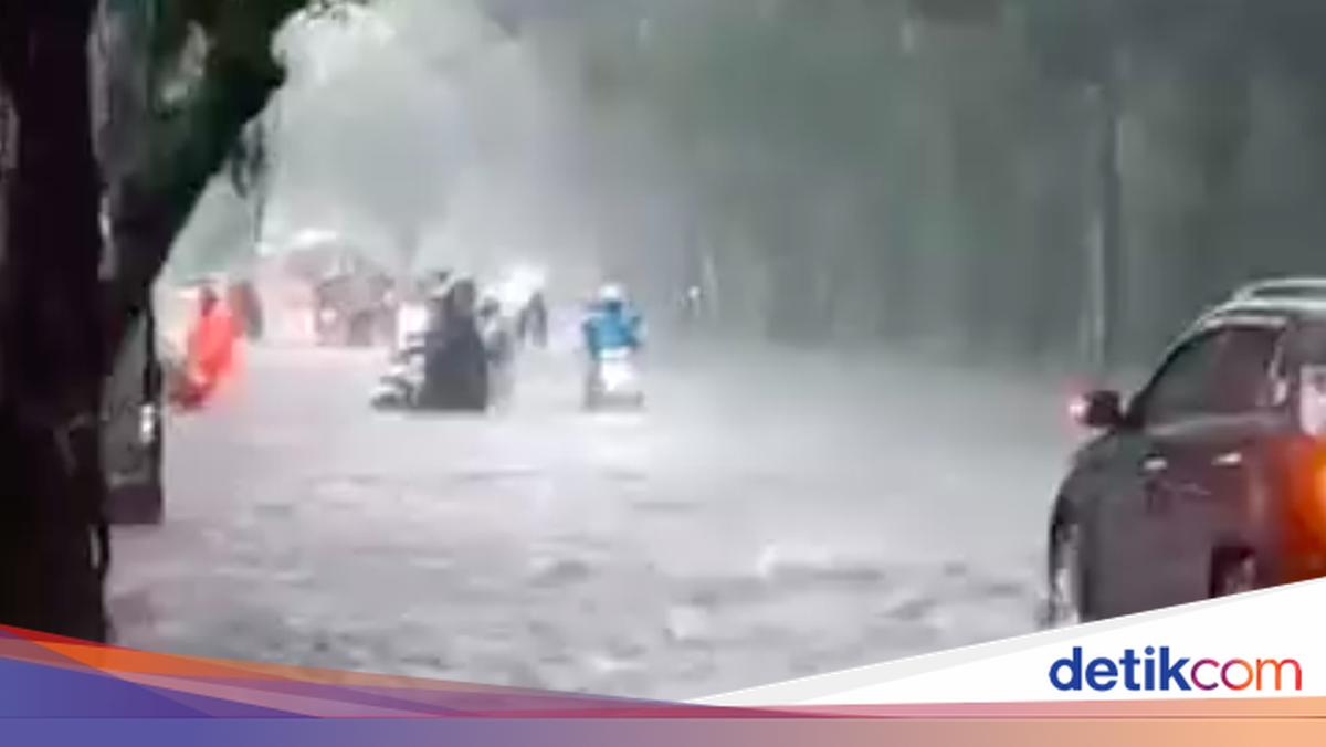 Banjir Terjadi di Bintaro Usai Hujan Deras, Ada Motor-Mobil Mogok