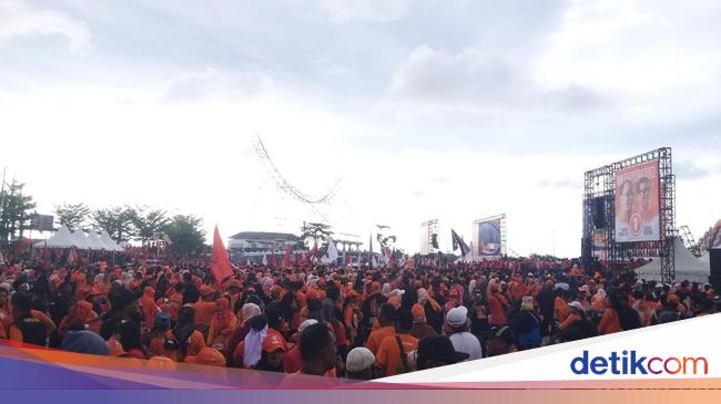 Danny-Azhar Naik Pinisi ke Lokasi Kampanye Akbar, Disambut Riuh Pendukung