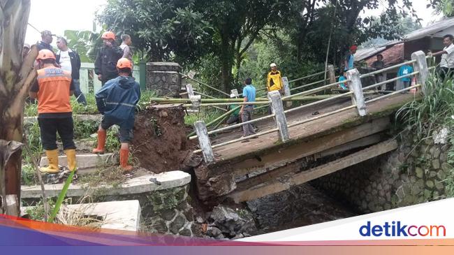 Hujan Deras Picu Ambruknya Jembatan di Baros Sukabumi