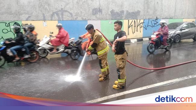 Aksi Gercep Damkar Usai Puluhan Motor Berjatuhan di Jl Supratman