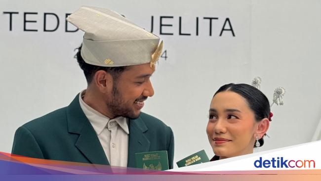 8 Gaya Unik Teddy Adhitya-Jelita Clough Menikah, Padukan Baju Adat dan ...