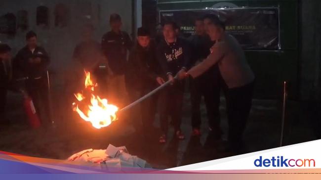 Kala Surat Suara Pilkada Sumedang yang Rusak Dibakar Jadi Abu