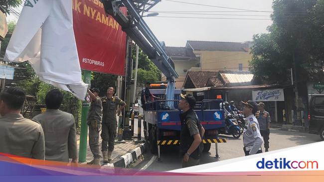 Persiapan Coblosan Pilkada Jogja Besok: Distribusi Logistik-Copot APK