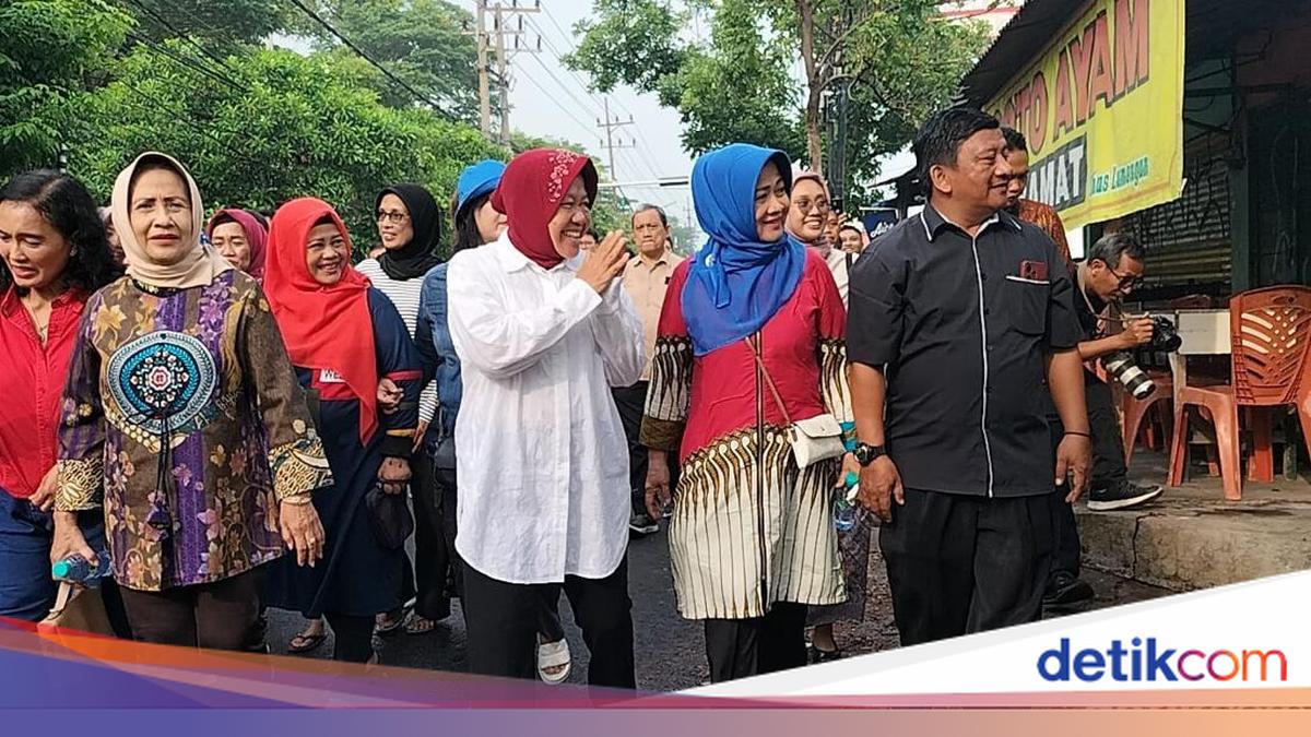 Momen Risma Jalan Kaki Bersama Warga Menuju TPS