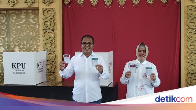 Danny-Indira Sapa-Foto Bareng Warga Saat Nyoblos di TPS 001 Mamajang ...