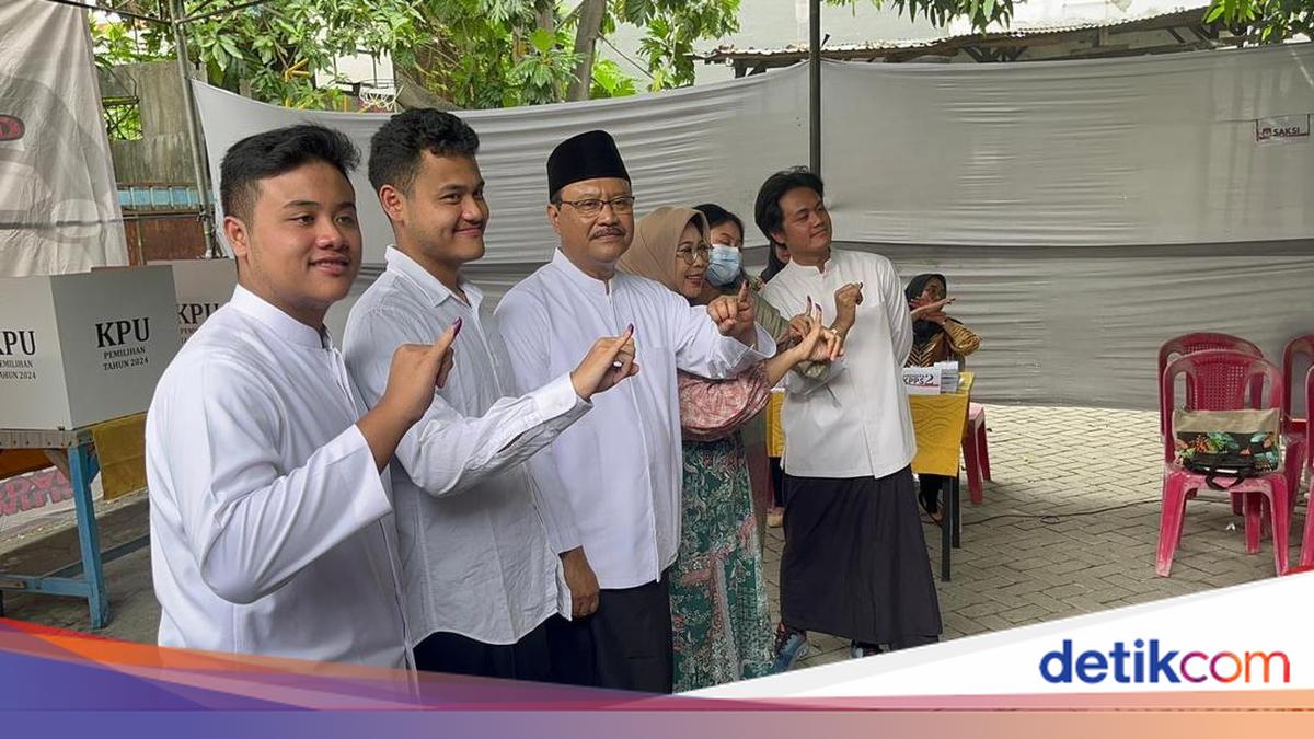 Gus Ipul Nyoblos di TPS 04 Gayungan Surabaya Bareng Istri dan 4 Anak