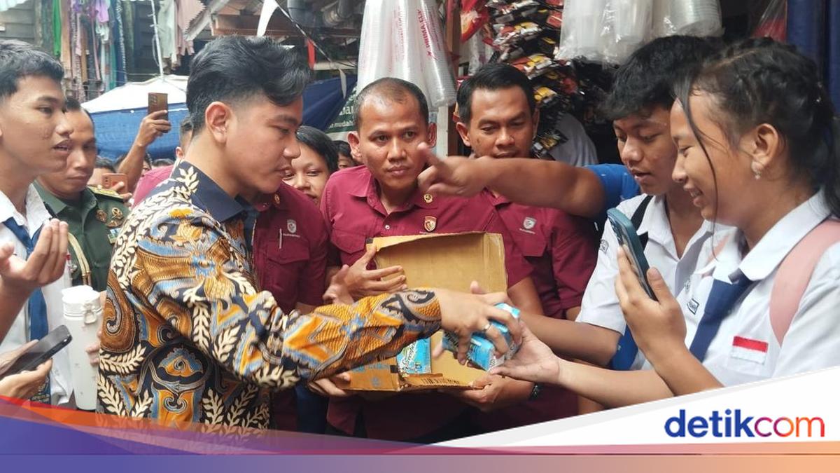 Gibran Cek Warga Terdampak Banjir di Jaktim, Bagikan Susu ke Anak-anak