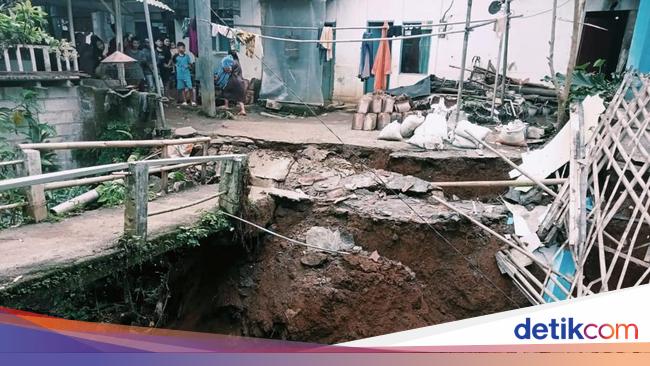 Tebing Longsor Akibat Hujan Deras, Jembatan Penghubung Desa Bogor Putus
