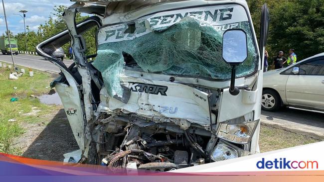 Truk Angkut Limbah Rumah Sakit Kecelakaan di Wonogiri, Muatan Tumpah