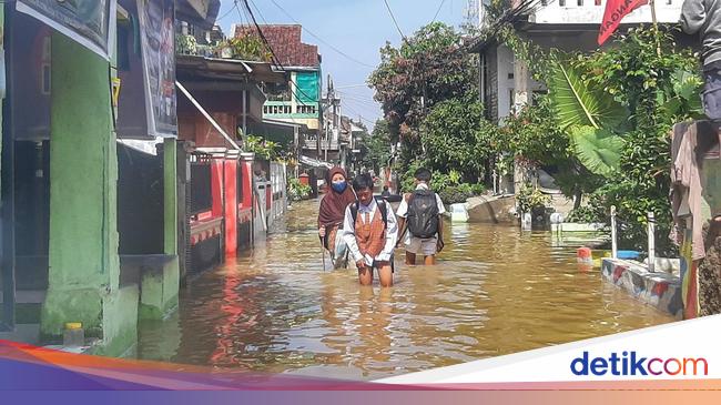 Banjir Tak Kunjung Surut di Kampung Bojong Asih, Warga Harap Ada Solusi Banjir Tak Kunjung Surut di Kampung Bojong Asih, Warga Harap Ada Solusi