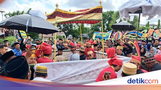 Prosesi Adat Ammolong Tedong Iringi Pelepasan Jenazah Raja Gowa Ke-38