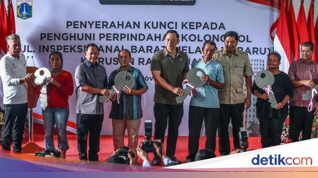 Momen AHY-Ara Serahkan Kunci Rusun Rawa Buaya ke Warga Kolong Tol Angke