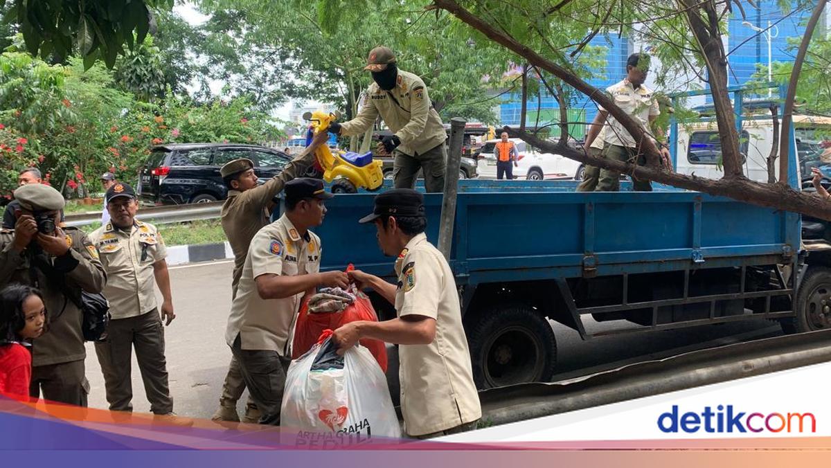 44 KK Direlokasi dari Kolong Tol Angke ke Rusun Rawa Buaya Hari Ini