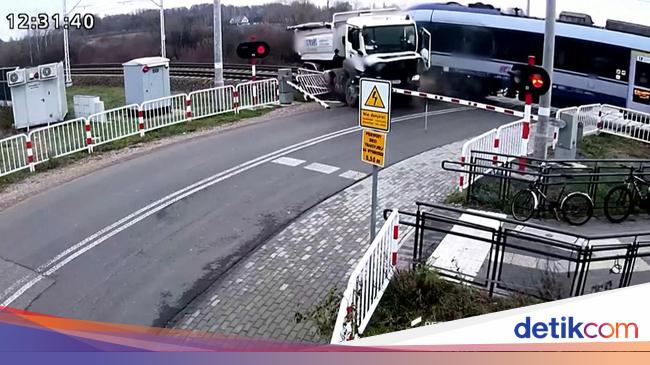 Momen Truk di Polandia Tertabrak Kereta Api gegara Terjebak Palang Perlintasan