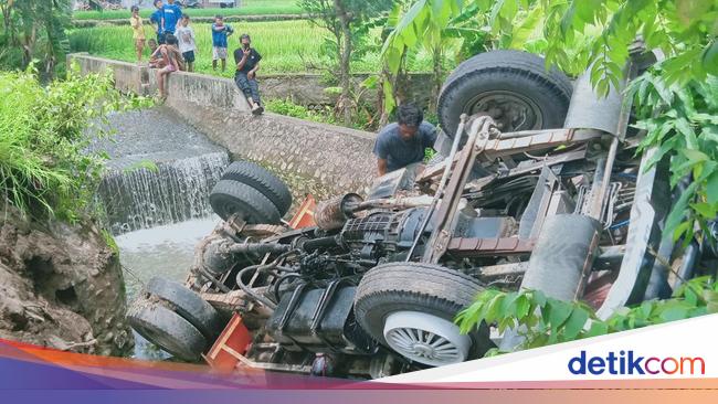 Parkir Ganti Ban, Truk Pasir Terguling ke Parit di Karanganom Klaten