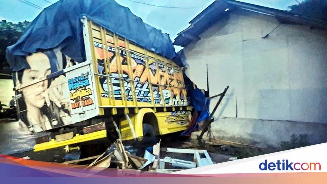 Cerita Repan Terkesiap Bayangan Misterius Sebelum Truk Hantam Warung