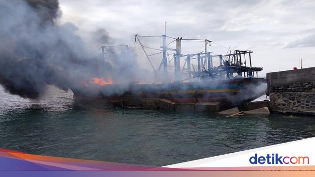 2 Kapal Nelayan Terbakar di Dermaga PT Pasifik Masami Indonesia Banyuwangi