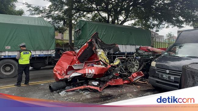 Apes Truk 'Rungkad' Tergilas Rol Besi 52 Ton Muatannya Sendiri di Rembang