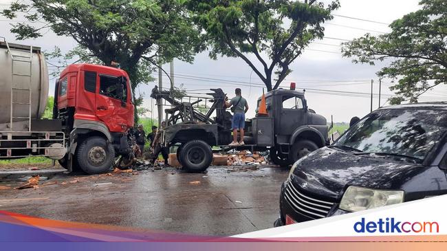 Adu Banteng Truk di Pantura Pati, 2 Korban Dibawa ke RSUD