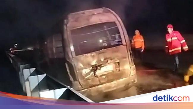 Minibus Ludes Terbakar di Tol Boyolali KM 480