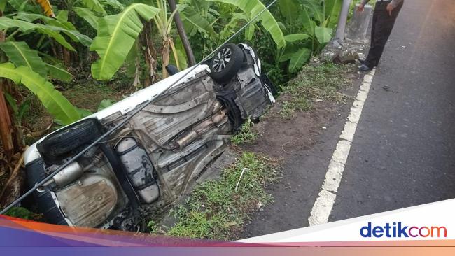 Sopir Ngantuk, Mobil Terperosok ke Kebun Pisang di Abiansemal