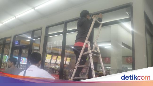 Polrestabes Makassar Ganti Kaca Minimarket yang Rusak Dilempar ...