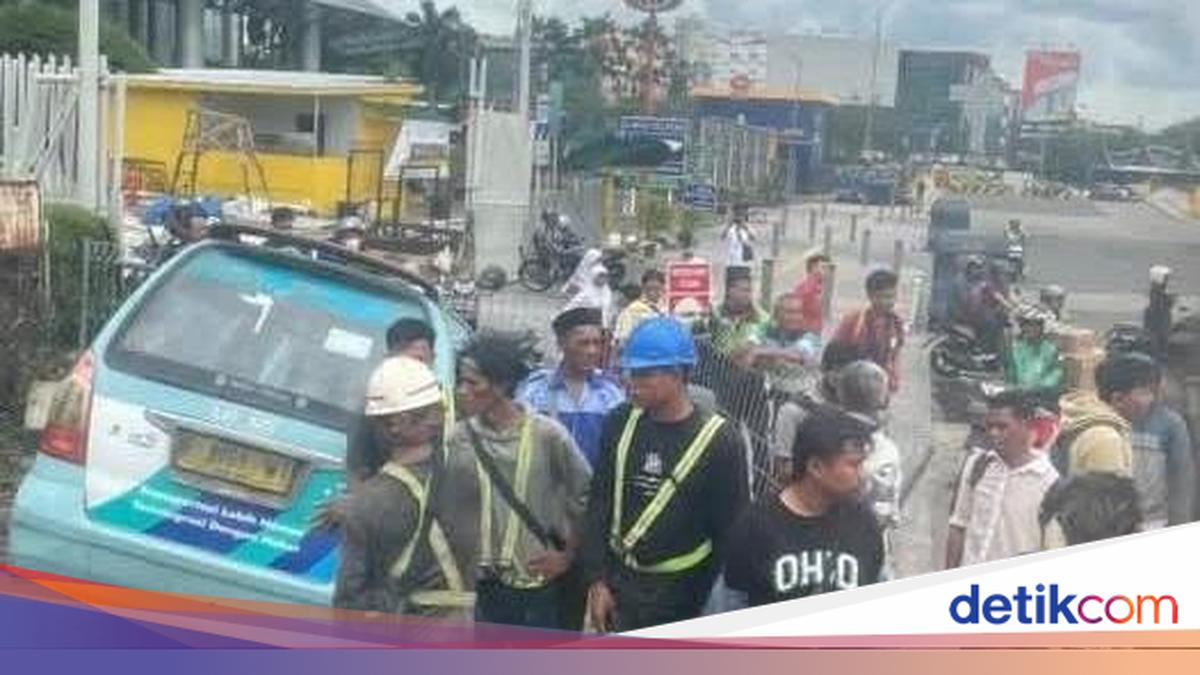 Angkot Terperosok Got Dekat Perlintasan di Jakut, KRL Terdampak-Lalin Macet