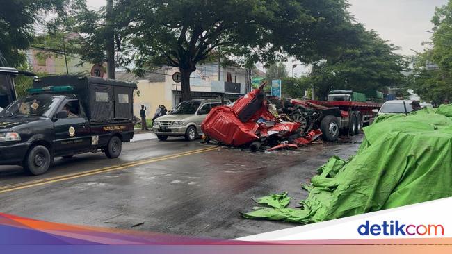 Truk Trailer Ringsek Tergencet Besi 52 Ton Muatan Sendiri di Pantura Rembang