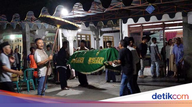 Duka Mengalir saat Mahasiswi UTM Korban Pembunuhan Dimakamkan Duka Mengalir saat Mahasiswi UTM Korban Pembunuhan Dimakamkan