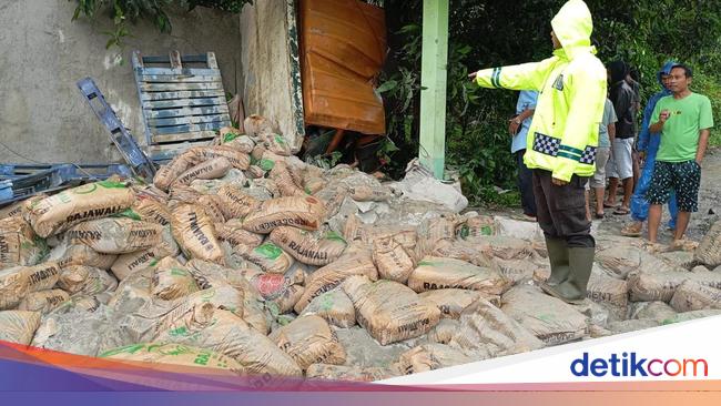 Truk Pengangkut Semen di Picung Pandeglang Terguling, Diduga Rem Blong Truk Pengangkut Semen di Picung Pandeglang Terguling, Diduga Rem Blong